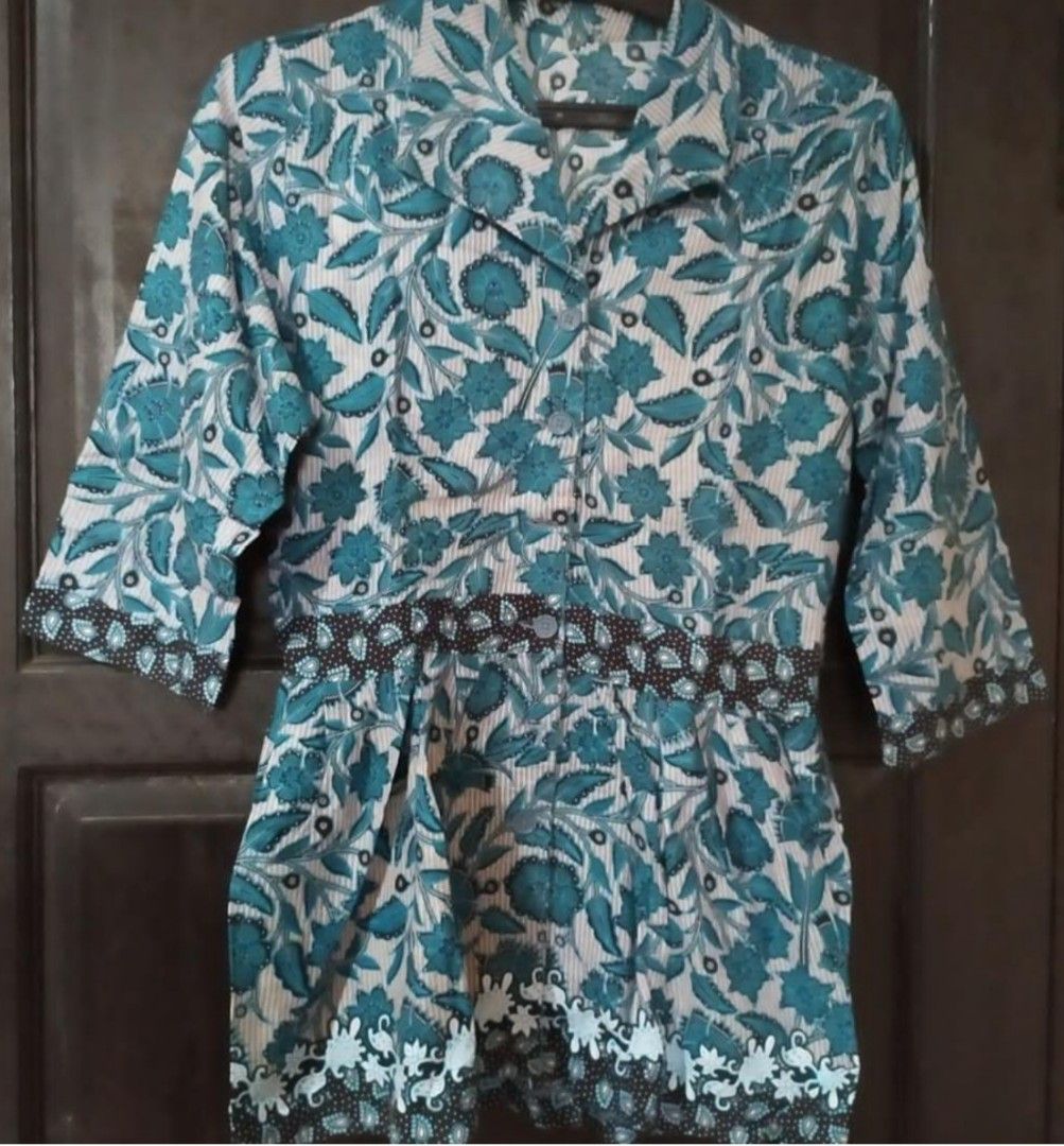 Batik bunga tosca, Fesyen Wanita, Pakaian Wanita, Atasan di Carousell