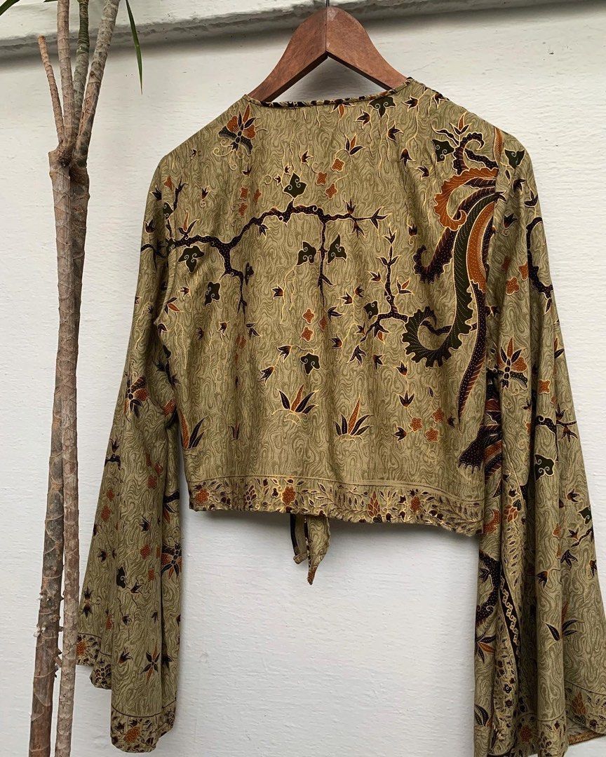 Batik Tie Front Crop Top (with Gold Outlines), Women's Fashion, Tops ...