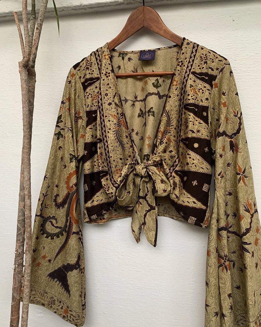 Batik Tie Front Crop Top (with Gold Outlines), Women's Fashion, Tops ...