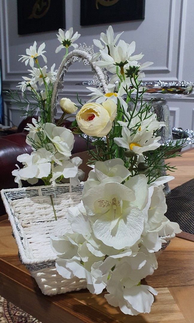 Gubahan bunga & dulang hantaran, Furniture & Home Living, Home Decor ...