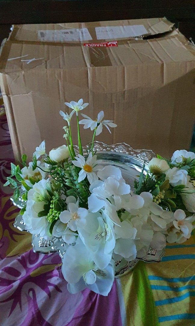 Gubahan bunga & dulang hantaran, Furniture & Home Living, Home Decor ...