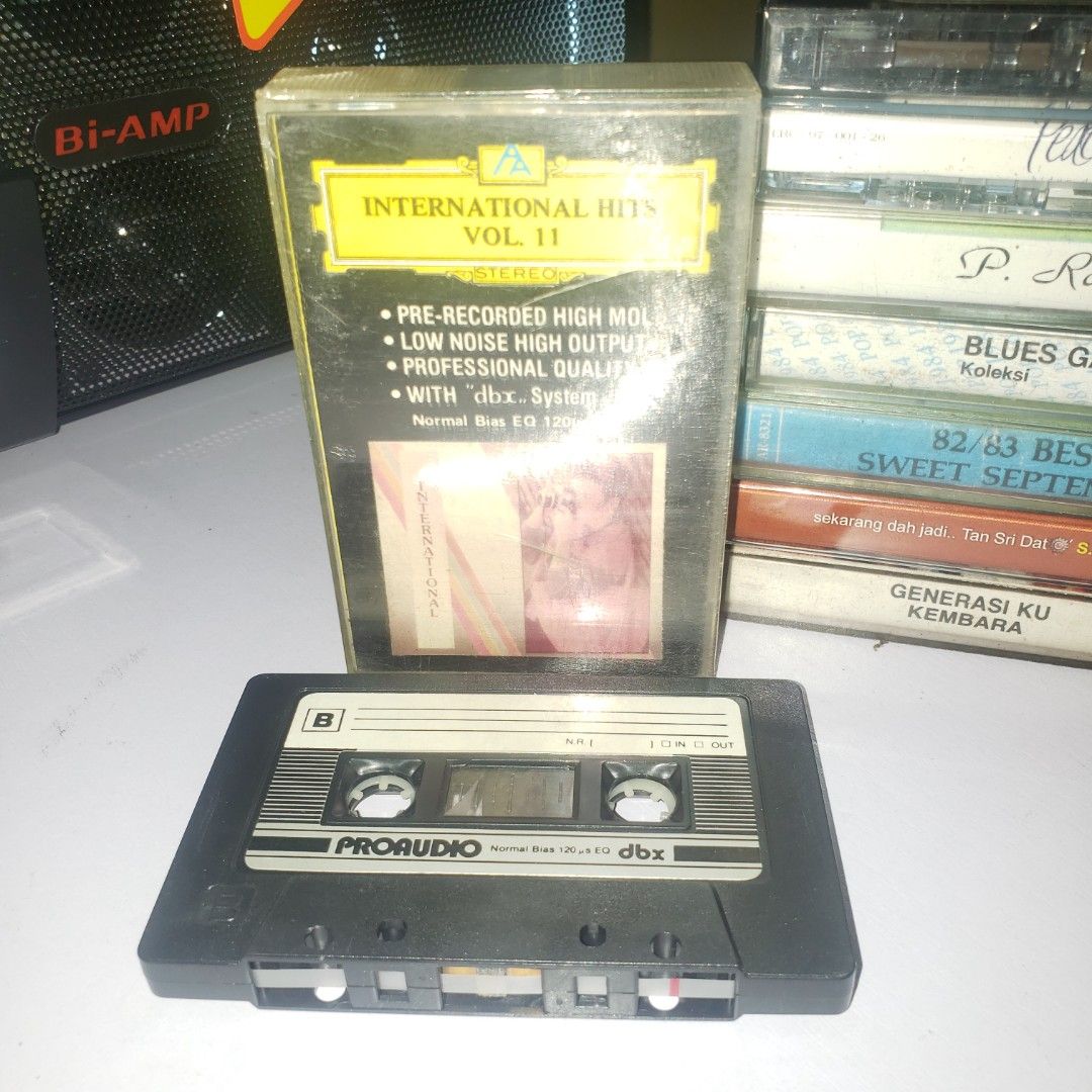 KASET cassette INTERNATIONAL HITS VOL 2, Hobbies & Toys, Music & Media, CDs & DVDs on Carousell