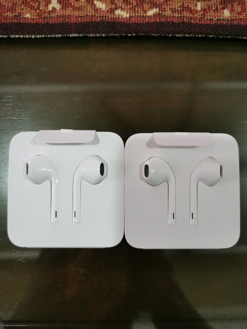 Original apple earpiece (lightning), Audio, Headphones & Headsets on ...