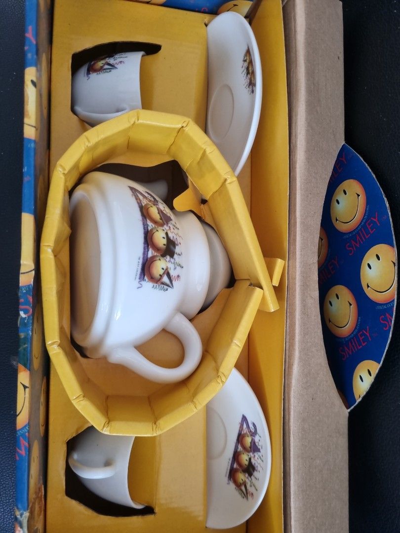Smiley Teapot and Teacups Set, Furniture & Home Living, Kitchenware ...