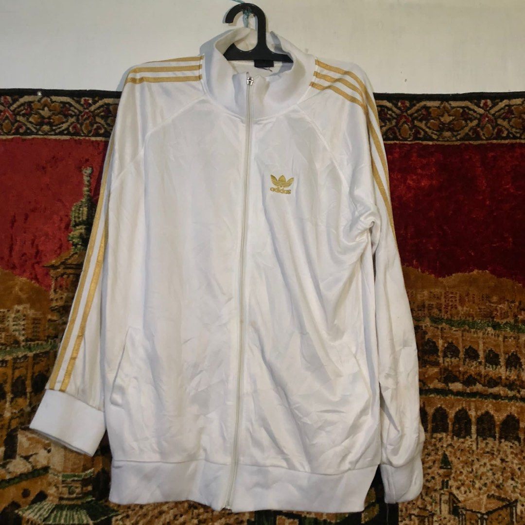 Adidas Tracktop Putih, Fesyen Pria, Pakaian , Atasan di Carousell