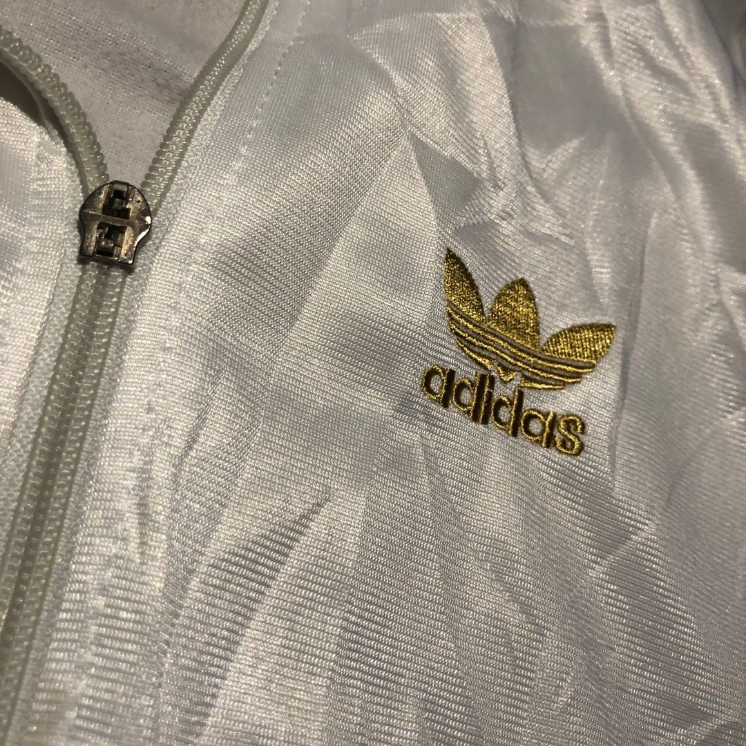 Adidas Tracktop Putih, Fesyen Pria, Pakaian , Atasan di Carousell