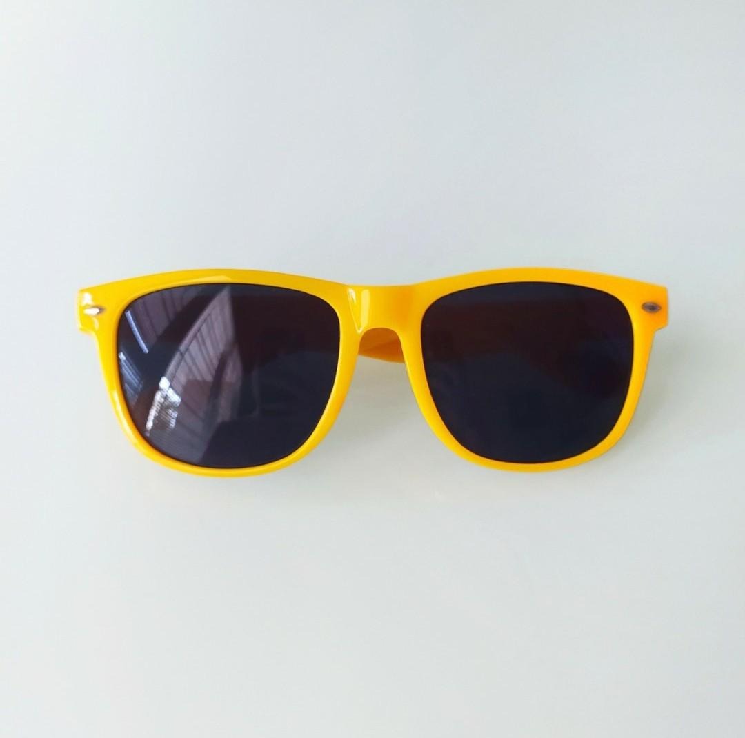 Kacamata Hitam Frame Kuning, Fesyen Wanita, Aksesoris di Carousell