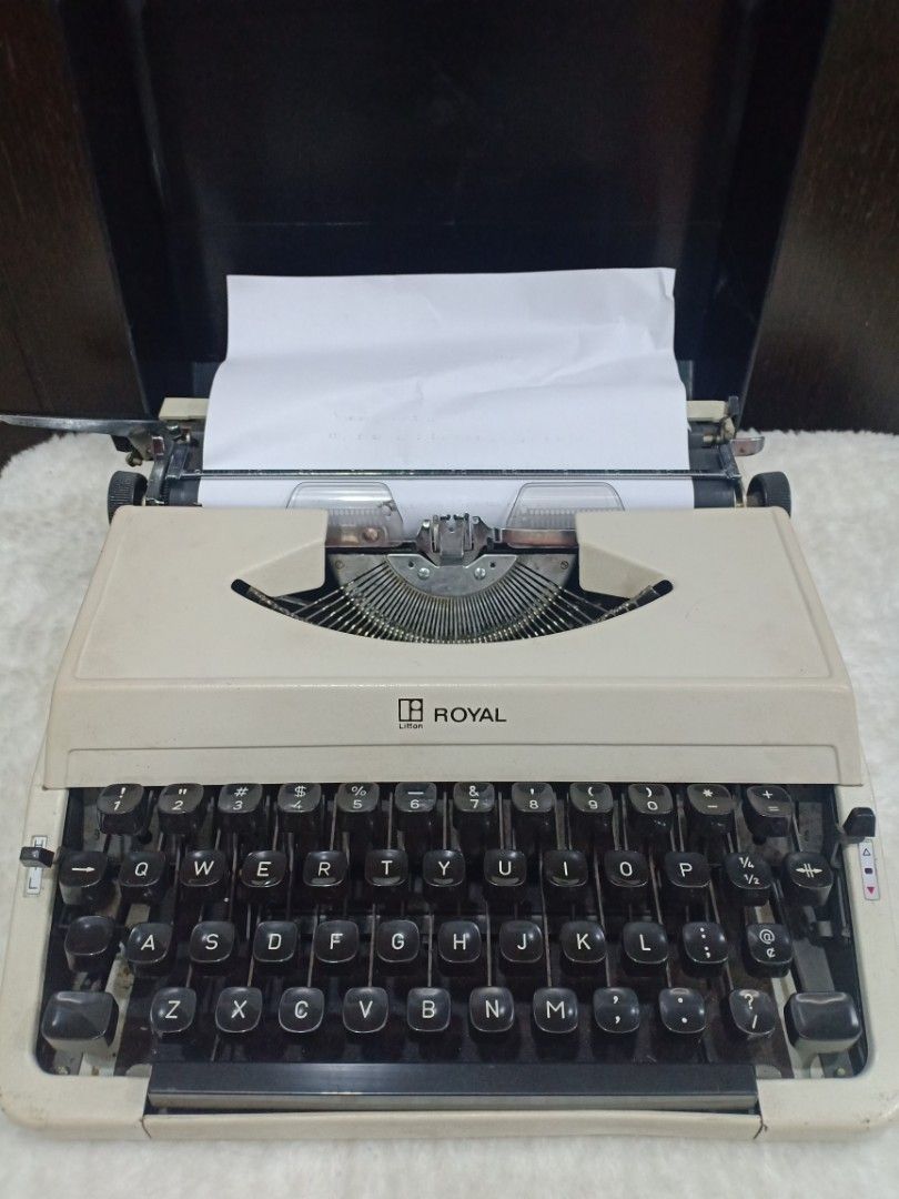Mesin taip ROYAL, Hobbies & Toys, Collectibles & Memorabilia, Vintage ...