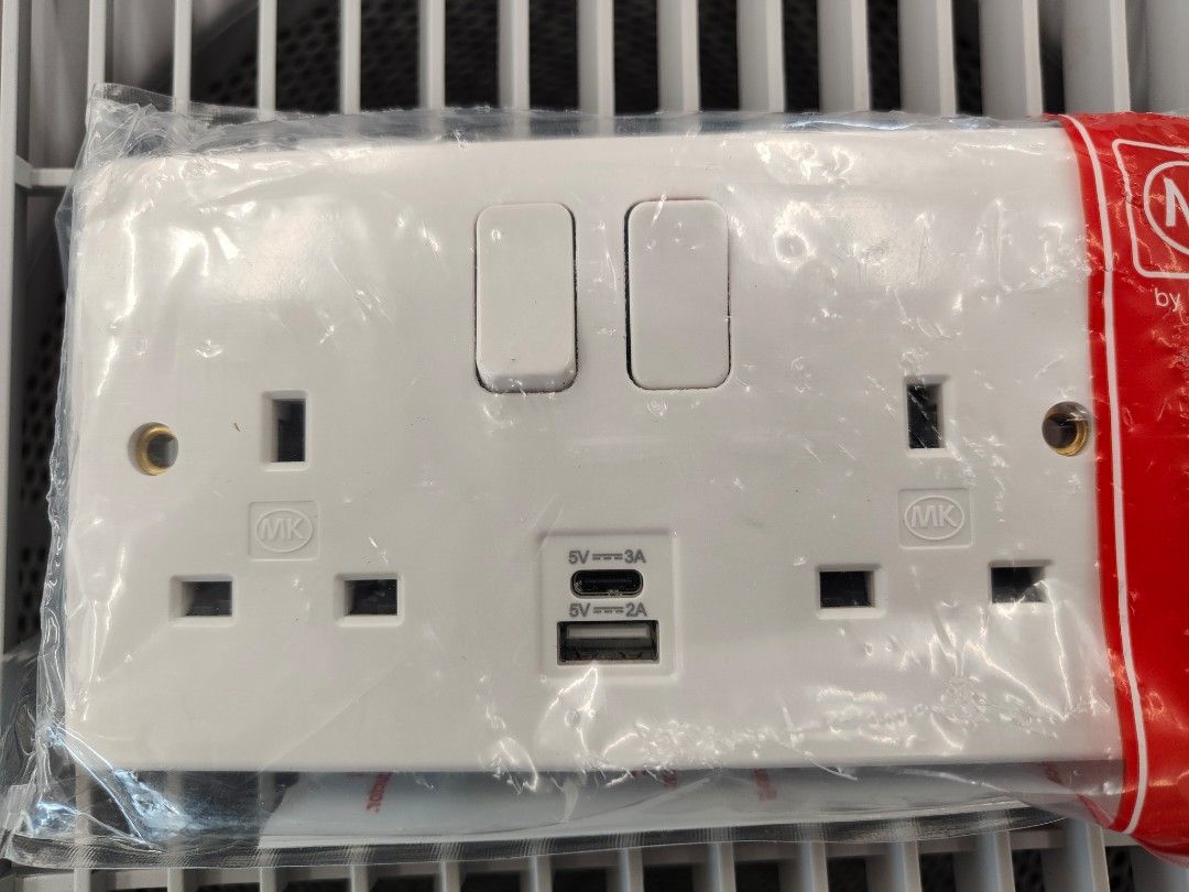 MK Logic Plus Double Socket USB (K2745WHI) 英國MK USB孖位插蘇1A1C, 家庭電器, 轉插器及 ...