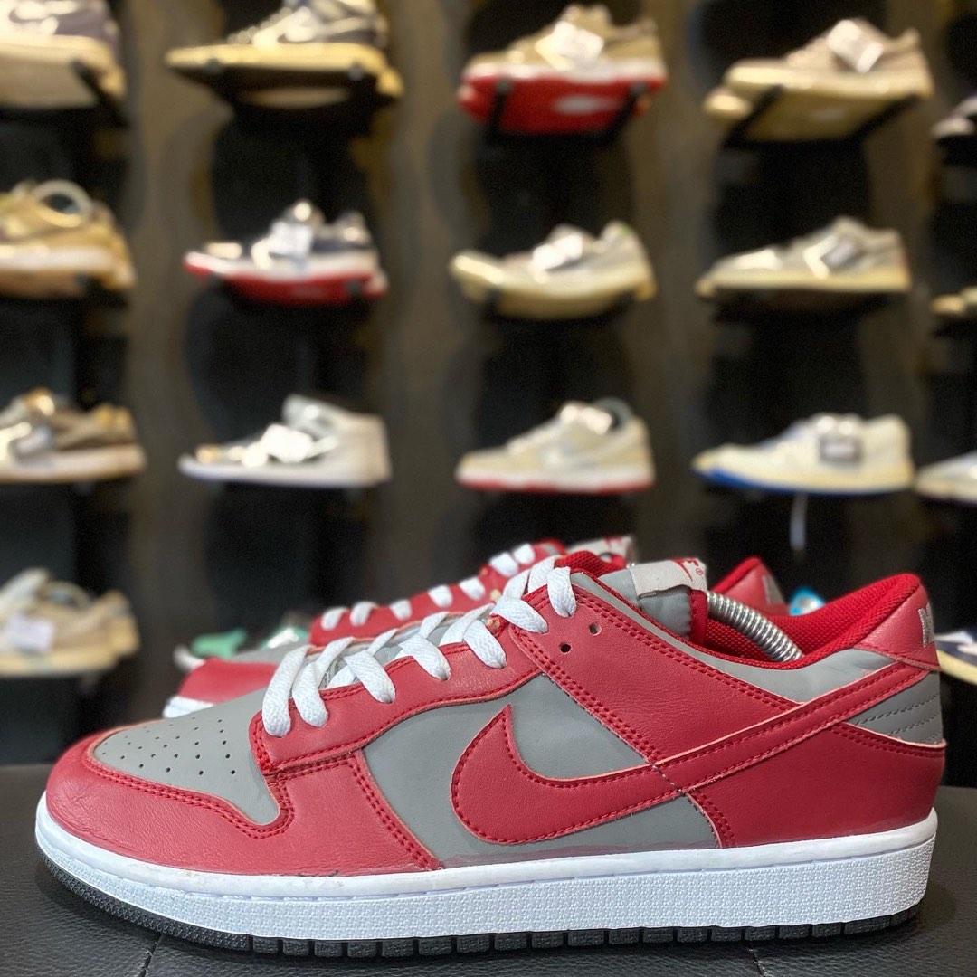 Nike SB Dunk Low Retro Grey Varsity Red, Fesyen Pria, Sepatu , Sneakers ...