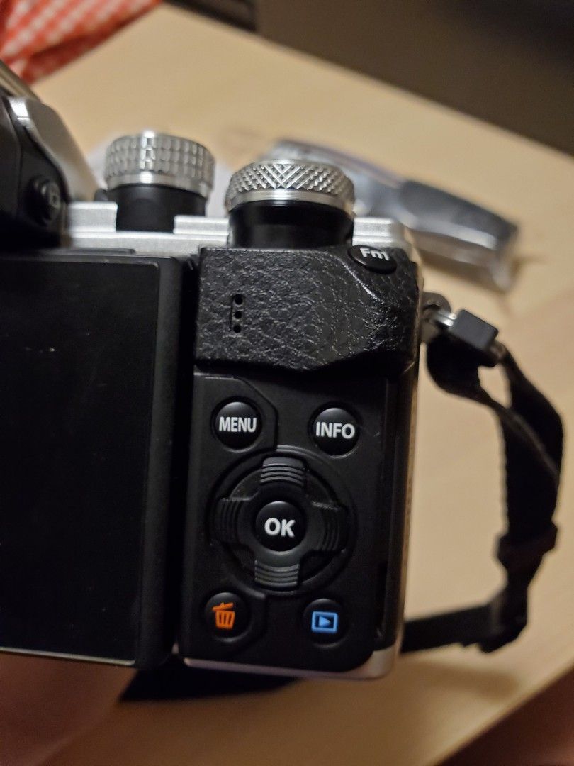 Olympus Em10 mk2 / E-m10 mk2 with 20mm prime and telephoto zoom, 攝影器材 ...