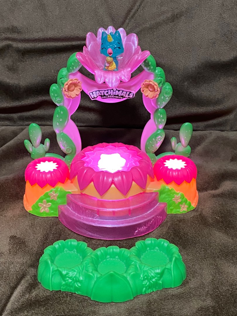 Original Hachimals Stage with a Hachimal, Hobbies & Toys, Toys & Games ...