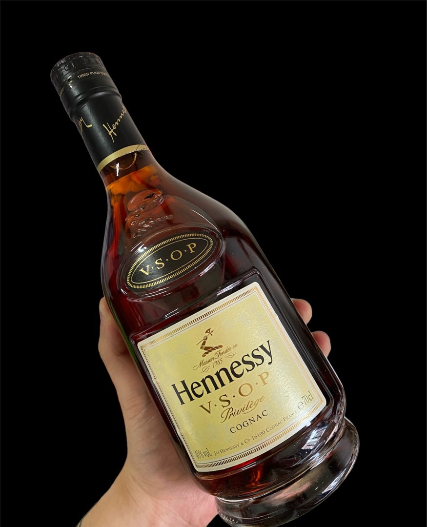 有2支 VSOP Hennessy V.S.O.P 700mL (無盒), 嘢食 & 嘢飲, 酒精飲料 - Carousell