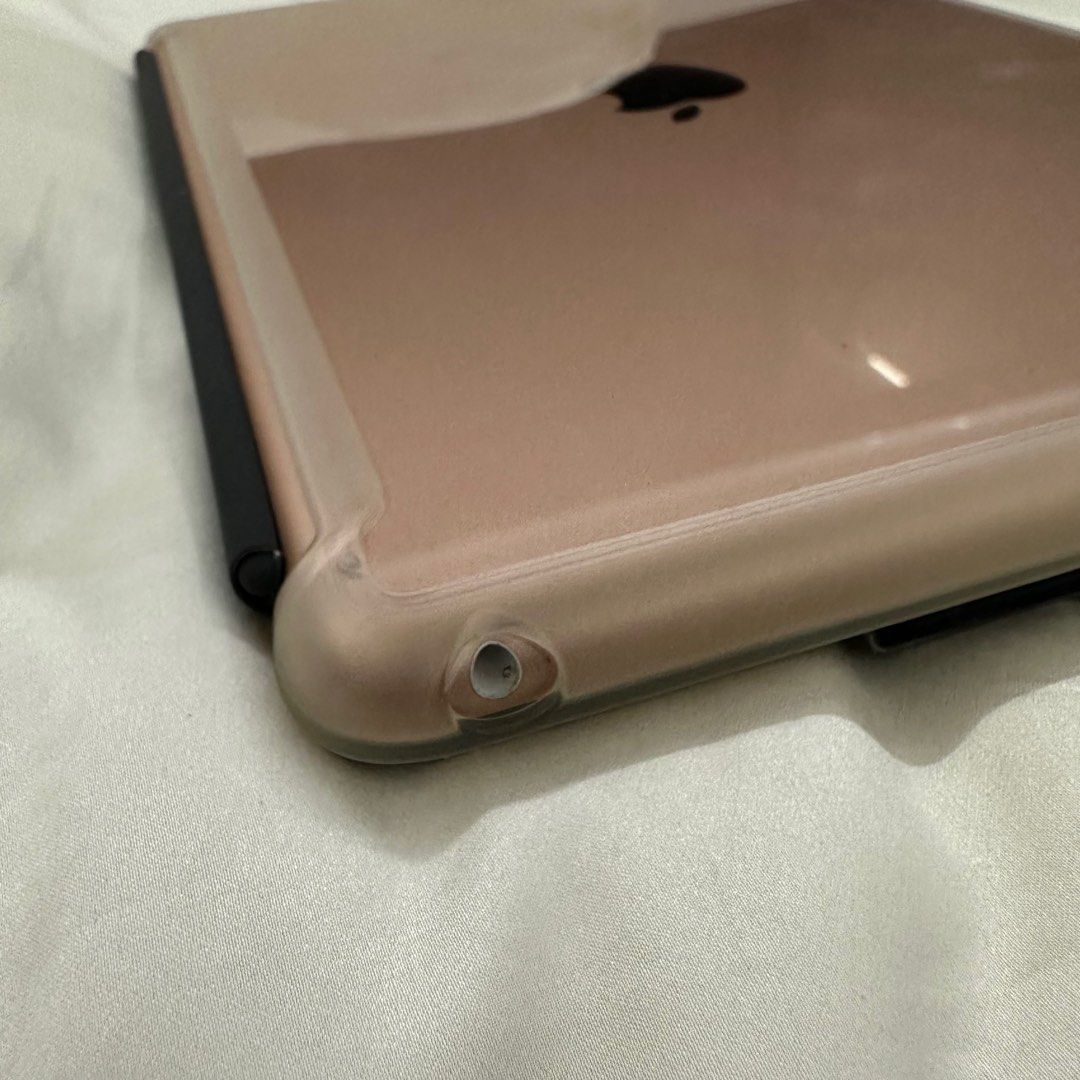 Apple iPad 7th Generation WiFi 128GB Gold with Smart Keyboard and ...