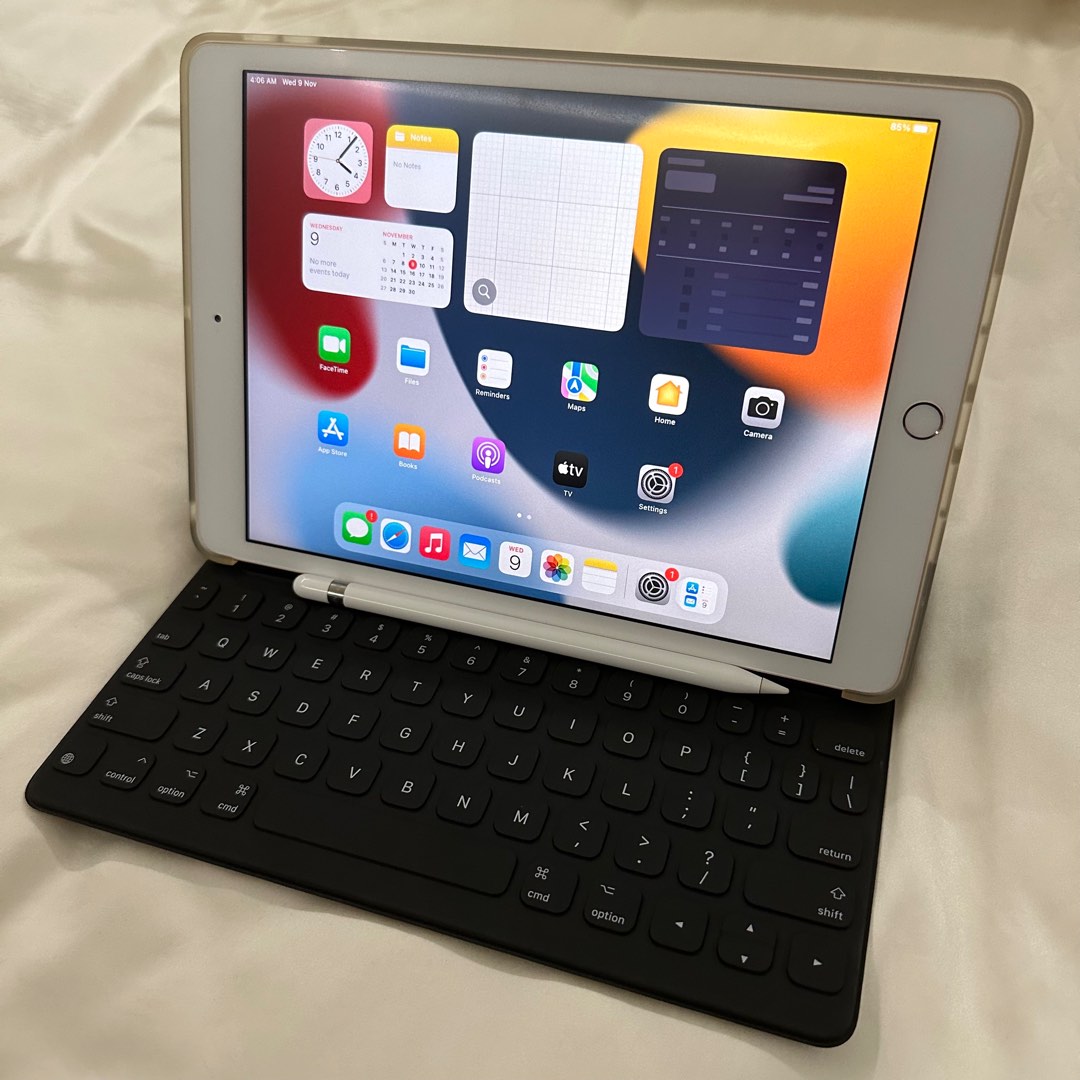Apple iPad 7th Generation WiFi 128GB Gold with Smart Keyboard and ...
