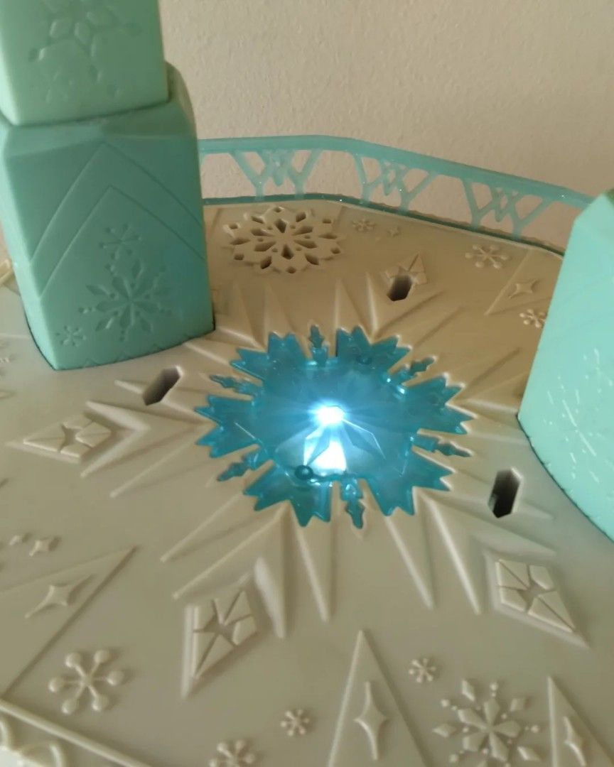 Disney Frozen Little Kingdom Elsa's Magical Rising Castle, Hobbies ...