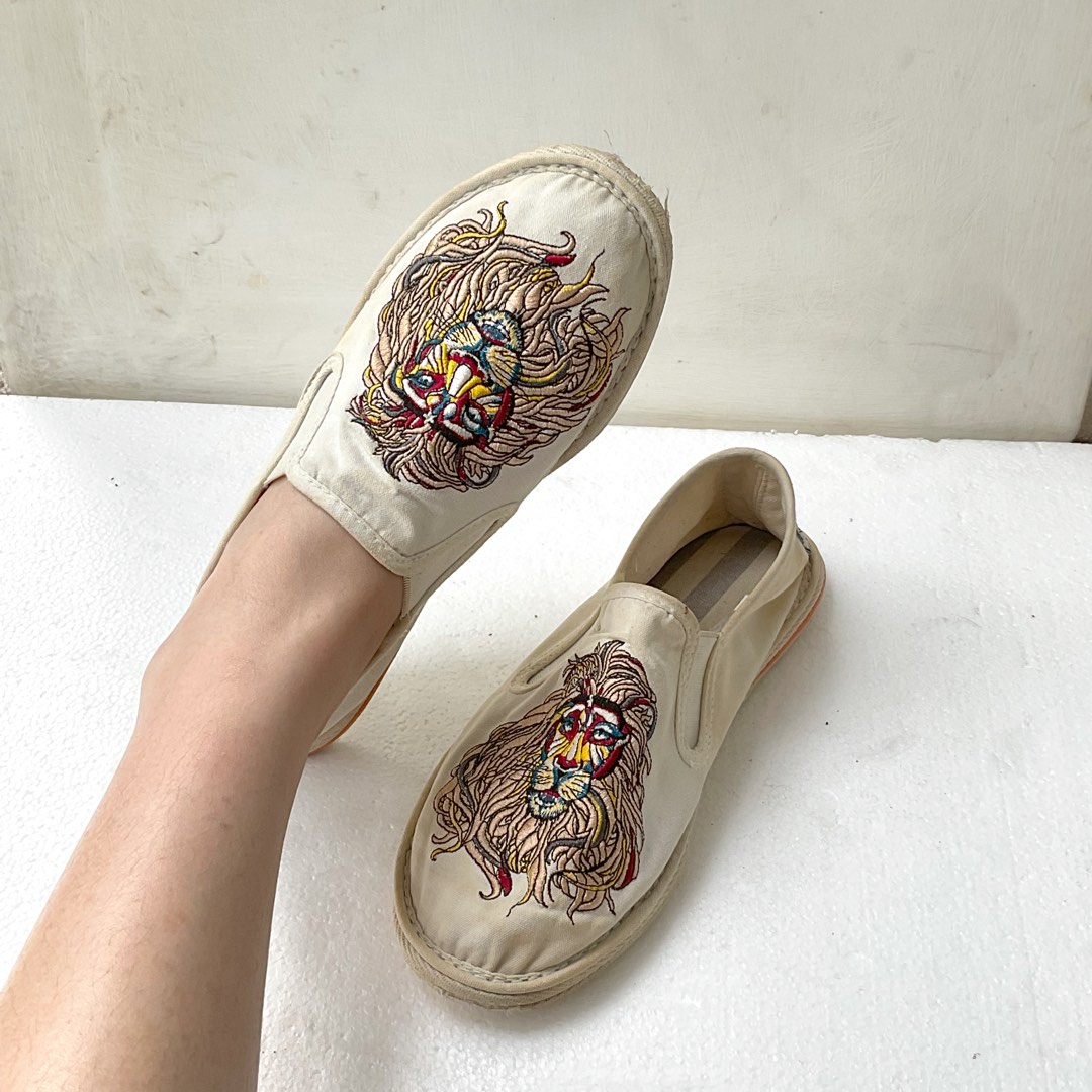 SEPATU SLIP ON KAIN premium canvas putih broken white gambar kenzo ...