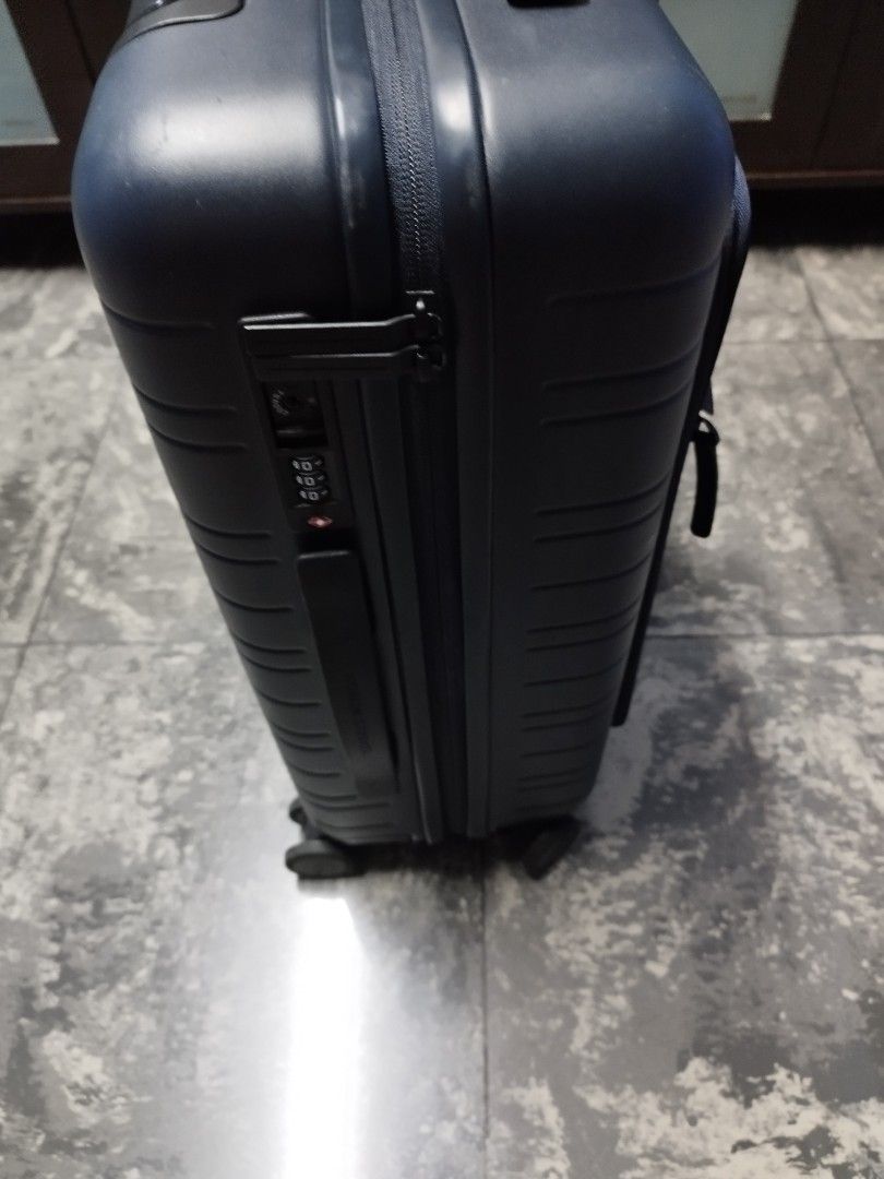 Smart luggage with built in battery 10000mah Horizon studios, Hobbies ...