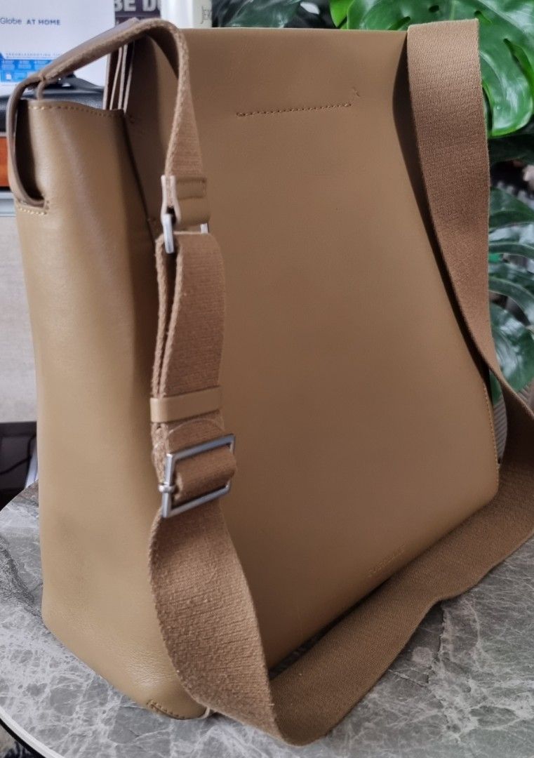 Authentic Everlane The Form Olive Green Leather Crossbody bag, Women's ...