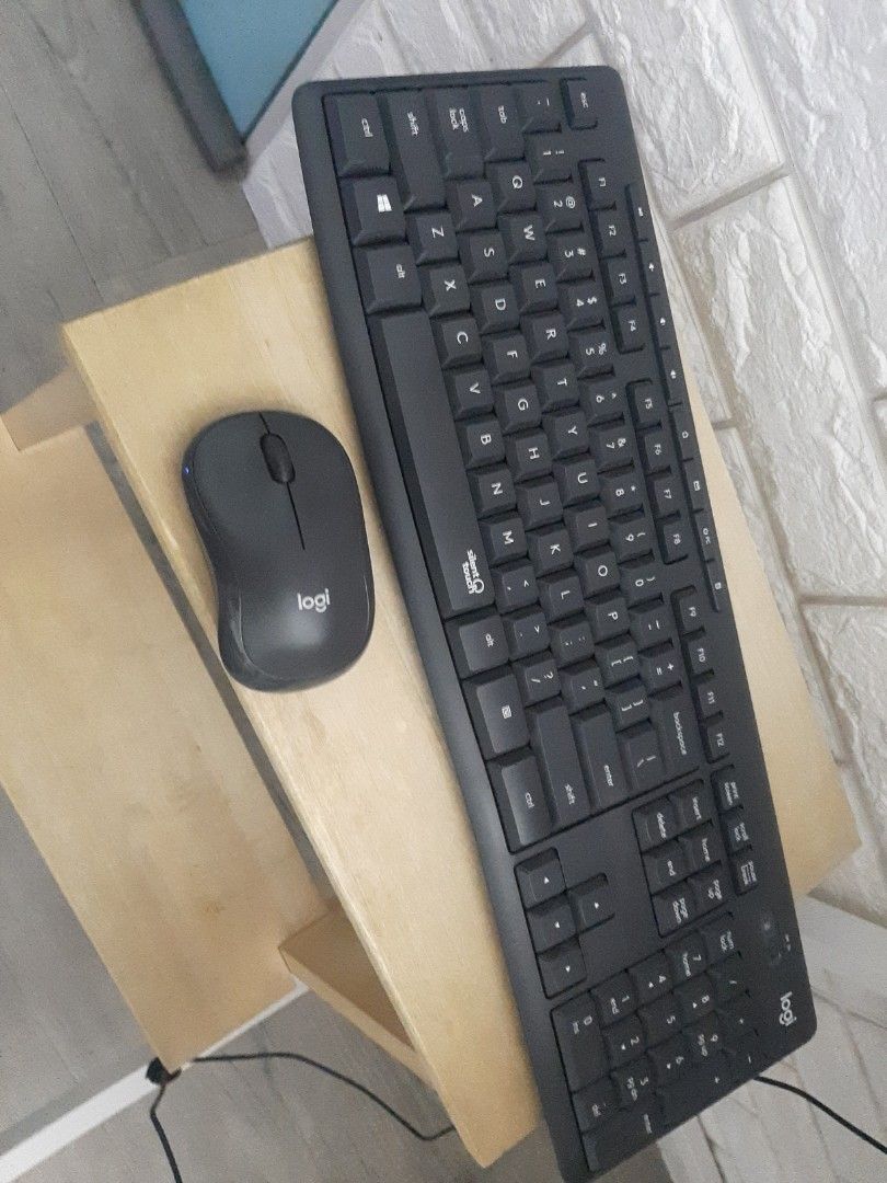 Logitech Mk295 Silent Wireless Keyboard And Mouse Combo Graphite Computers And Tech Parts