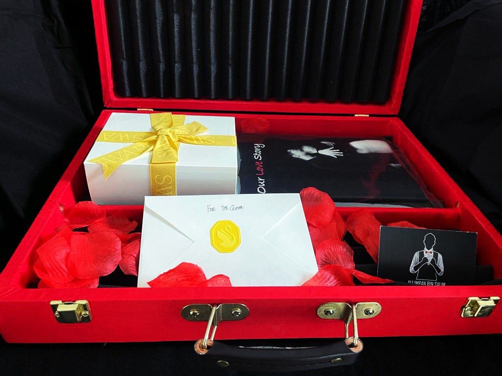 Queen Red Box (Gift Box), Food & Drinks, Gift Baskets & Hampers on ...