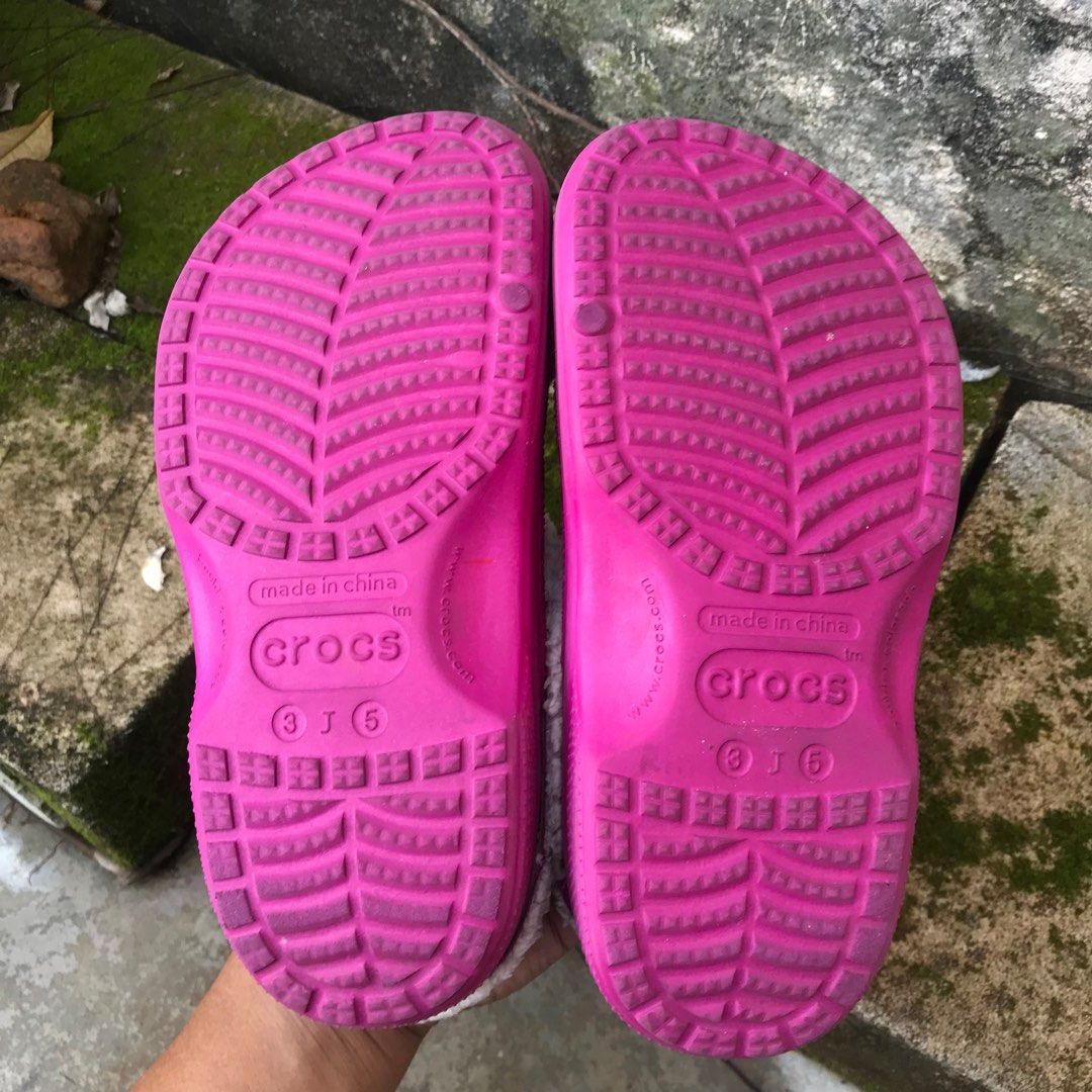 Selipar Crocs, Women's Fashion, Footwear, Sandals on Carousell
