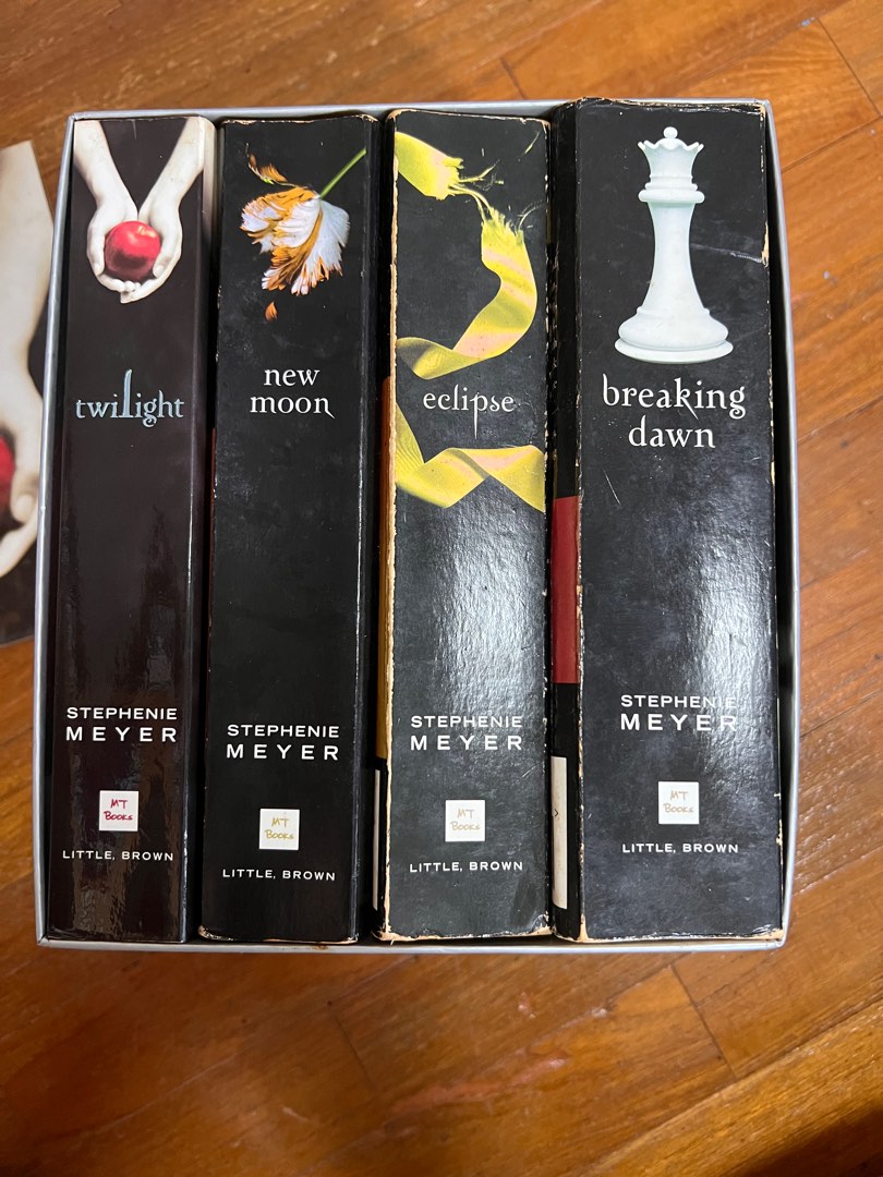 Twilight saga books box set, Hobbies & Toys, Books & Magazines, Fiction ...