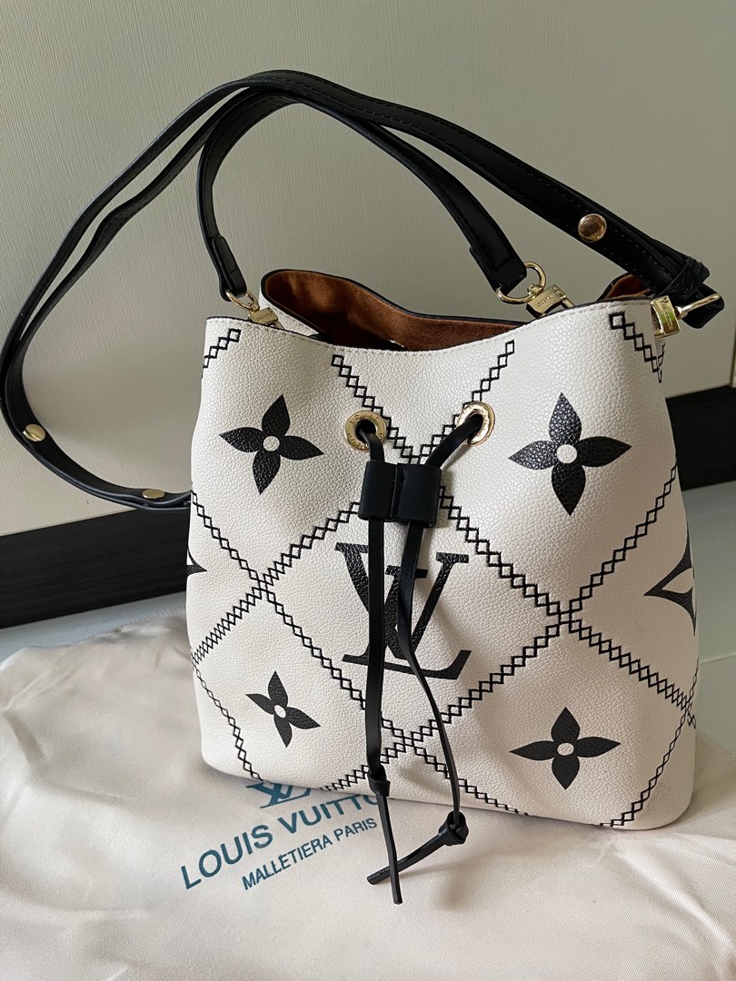 L bucket bag + free courier, Women's Fashion, Bags & Wallets, Shoulder ...