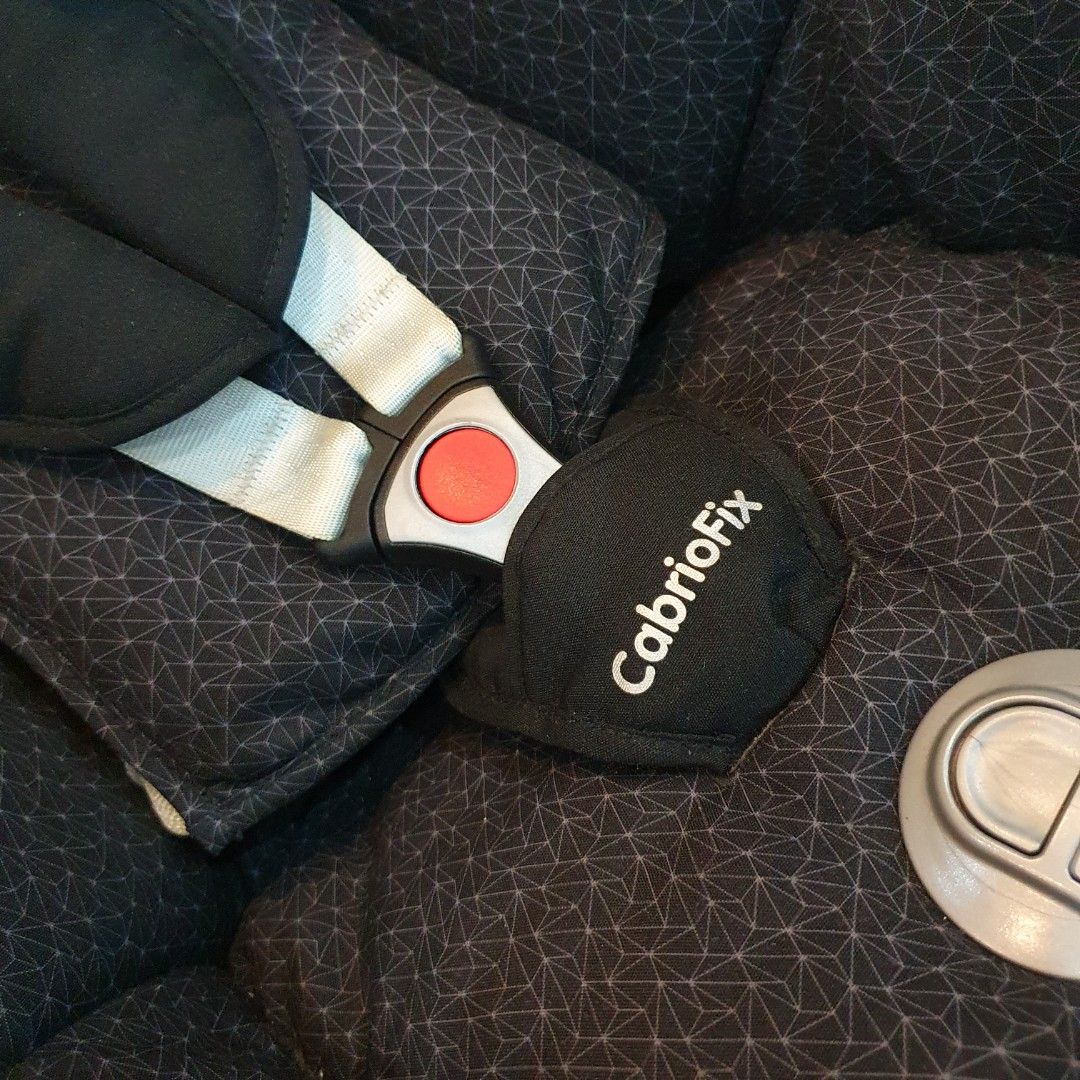 Maxi cosi CabrioFix with easy walker adapter, Babies & Kids, Going Out ...