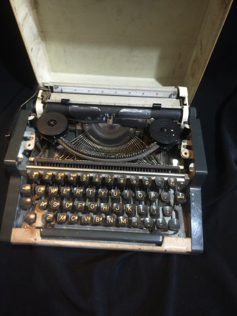 Mesin ketik manual merk Olympia, Antik, Pajangan di Carousell
