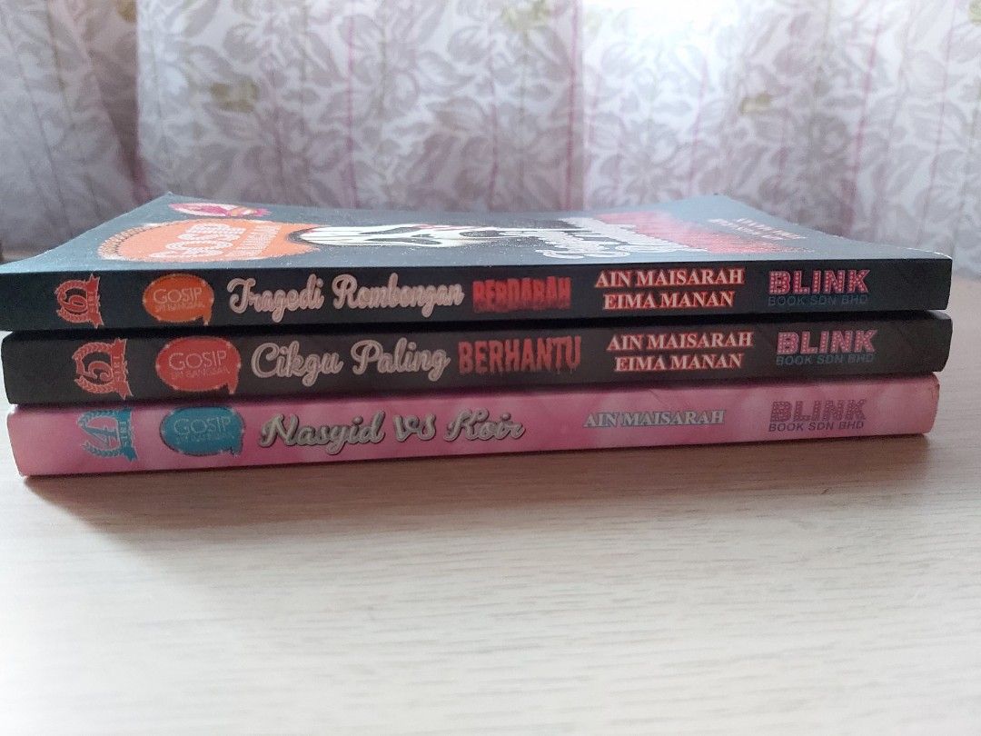 Novel Gosip Sri Bangsar: Nasyid Vs Koir, Cikgu Paling Berhantu & Tragedi Rombongan Berdarah By ...