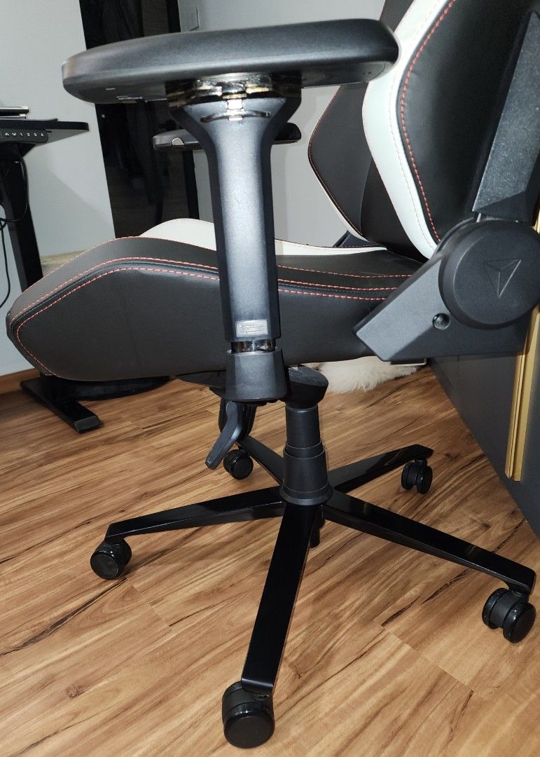 SecretLab computer chair (Omega), Computers & Tech, Office & Business ...
