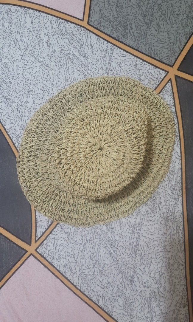 Topi pantai, topi anyaman, Fesyen Wanita, Aksesoris di Carousell