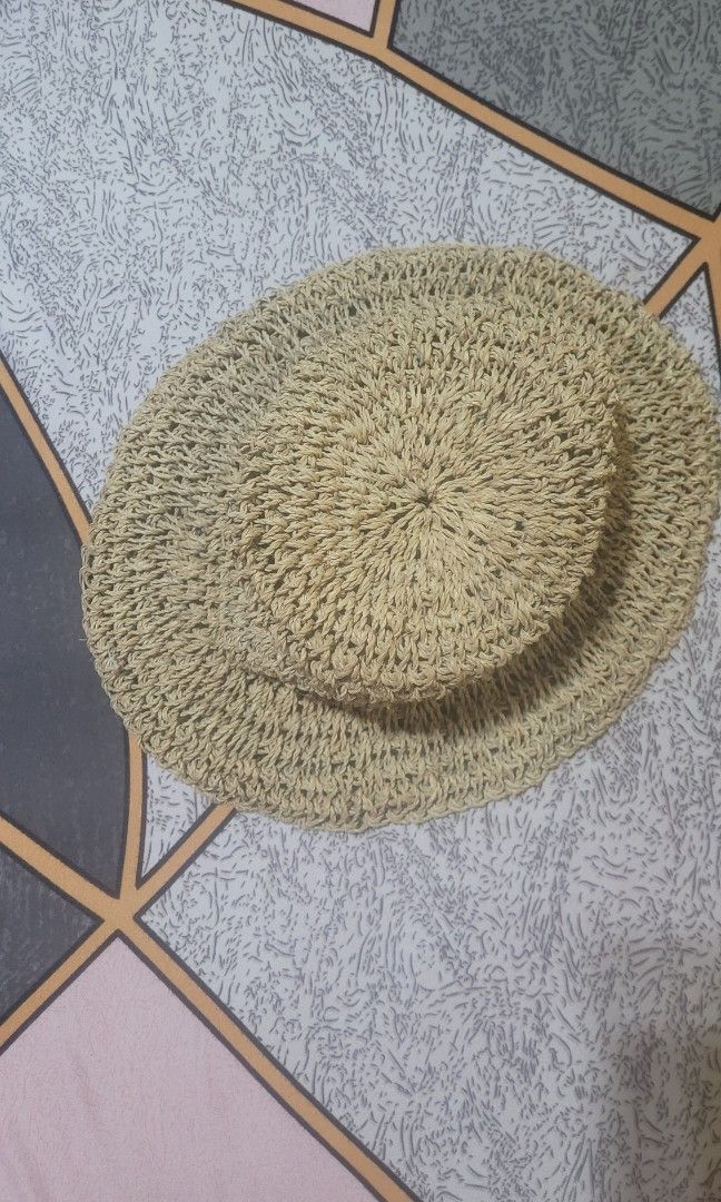 Topi pantai, topi anyaman, Fesyen Wanita, Aksesoris di Carousell
