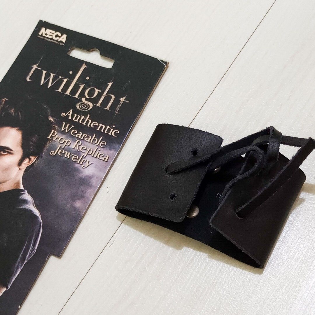 TWILIGHT SAGA SET: EDWARD CULLEN WRISTCUFF, GQ APRIL 2009 ROBERT ...