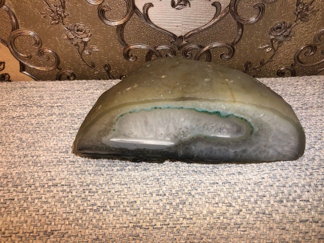 White Crystal Rare Agate Geode, Women's Fashion, Jewelry & Organisers ...