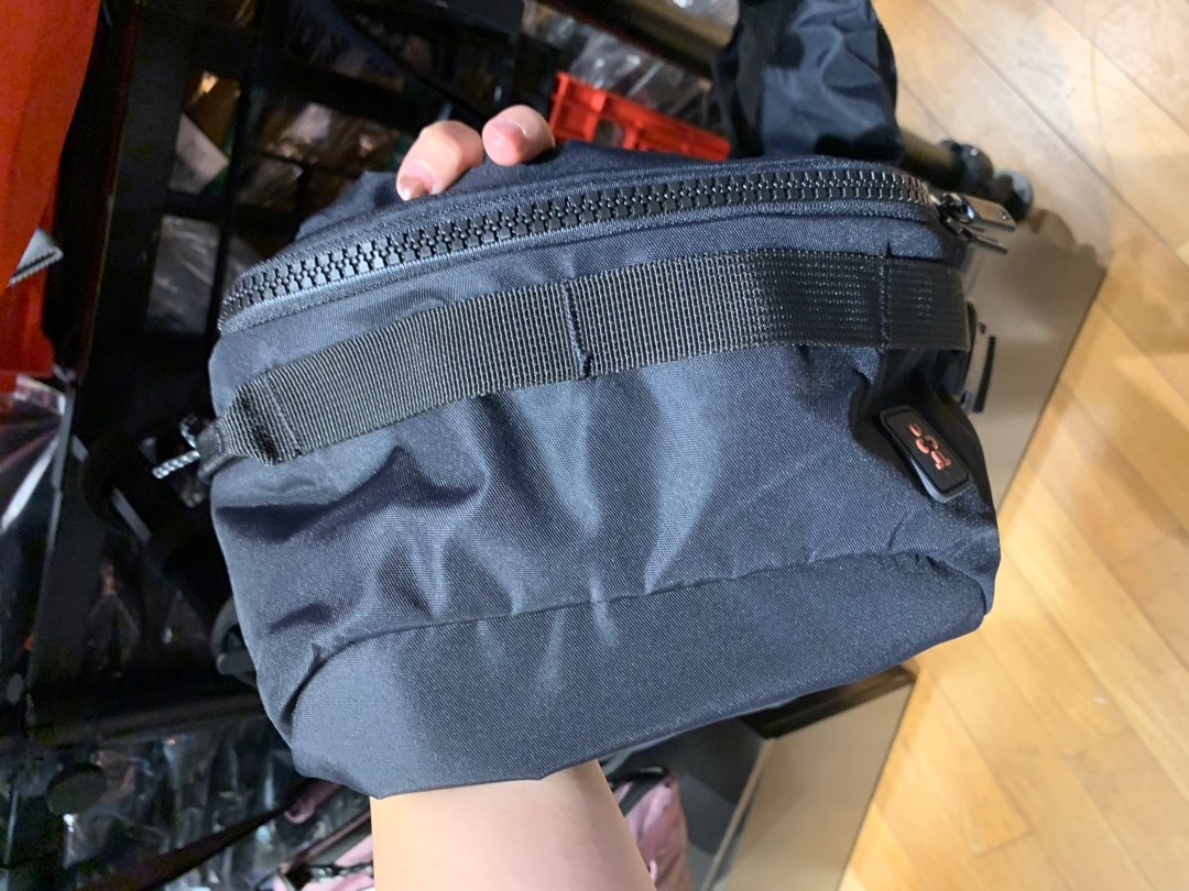Crumpler shoulder bag black colour , Men's Fashion, Bags, Sling Bags on ...