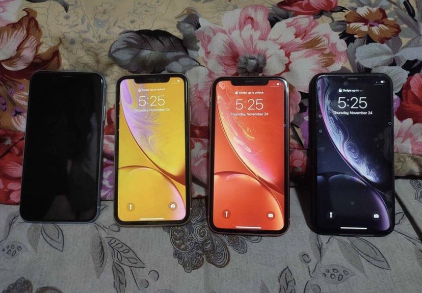 iPhone XR 64GB Factory Unlocked Complete package with box / Good as new ...