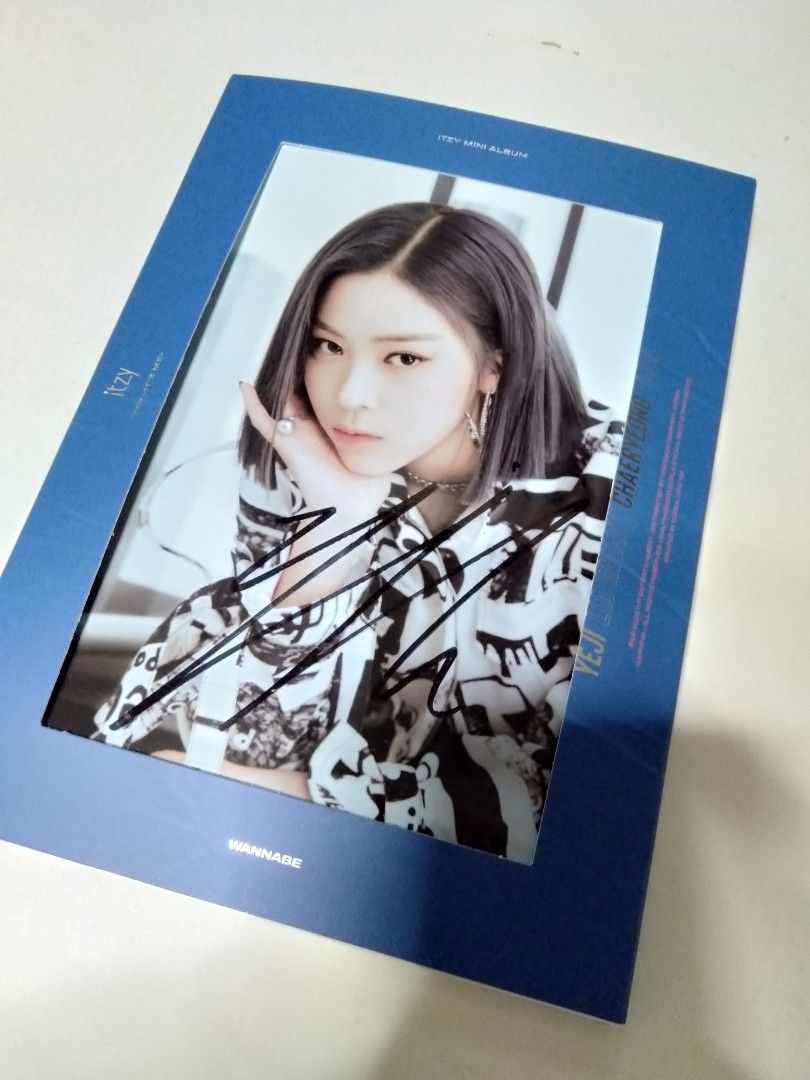 ITZY RYUJIN SIGNED/AUTOGRAPHED "IT'Z ME/WANNABE" ALBUM (MWAVE), Hobbies ...