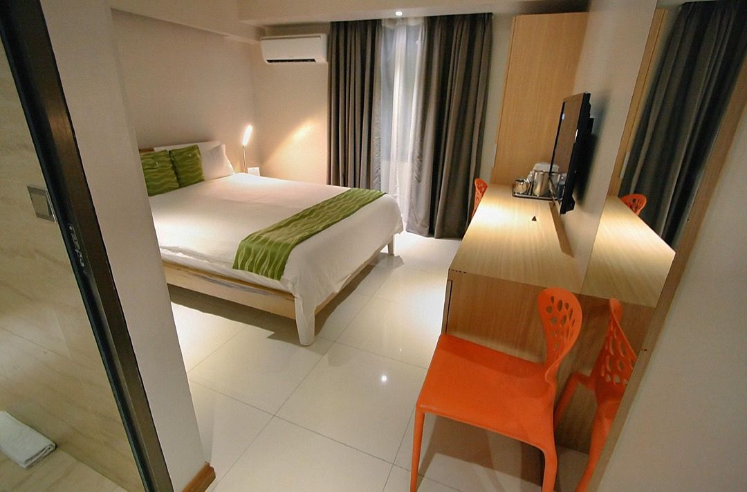 Makati 5 Storey Hotel For Sale with Al Fresco Rooftop Bar City Skyline ...