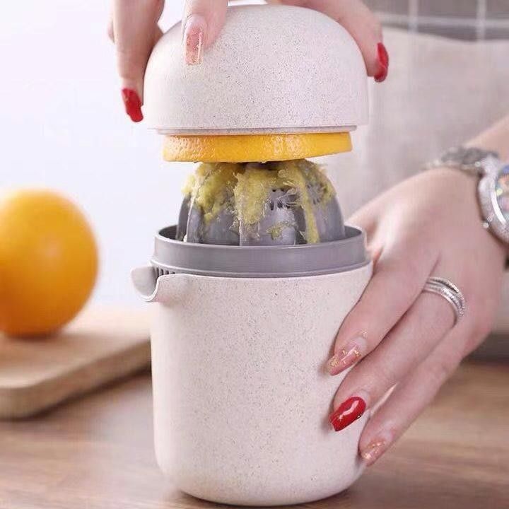 Squeeze lemon orange fruit squeezer is small and easy to carry ...