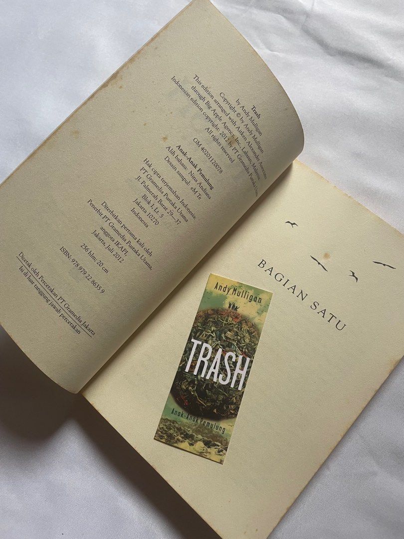 Novel (INA) Trash by Andy Mulligan, Buku & Alat Tulis, Buku di Carousell