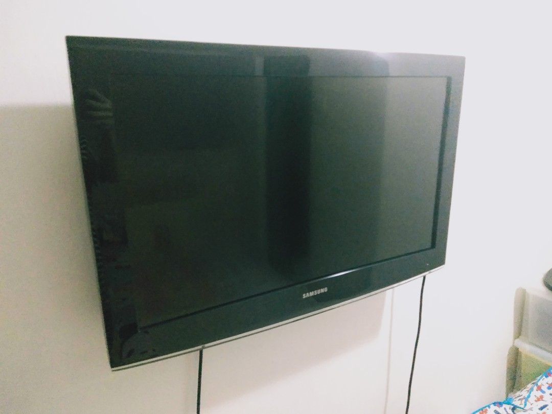 Samsung LCD TV 32", TV & Home Appliances, TV & Entertainment, TV on Carousell