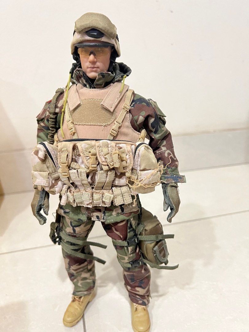1/6 Scale Very Hot Military Kit with Hot Toys Truetype Male Body ...