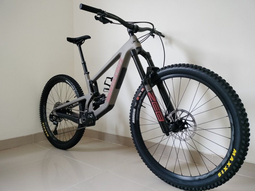 2023 Santa Cruz Megatower V2 R Carbon C Bike (Matte Nickel in M-size) with wrap protective film ...