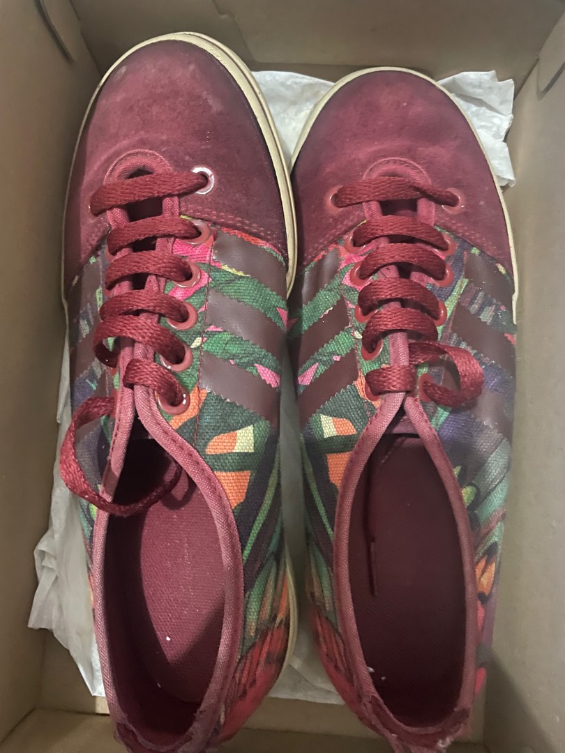 Adidas Sneakers Maroon, Fesyen Wanita, Sepatu di Carousell