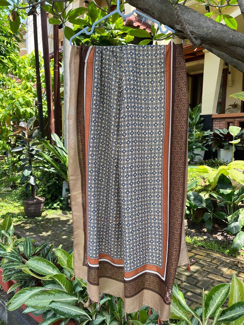 Earth Tone Geometric Pattern Scarf, Fesyen Wanita, Aksesoris di Carousell