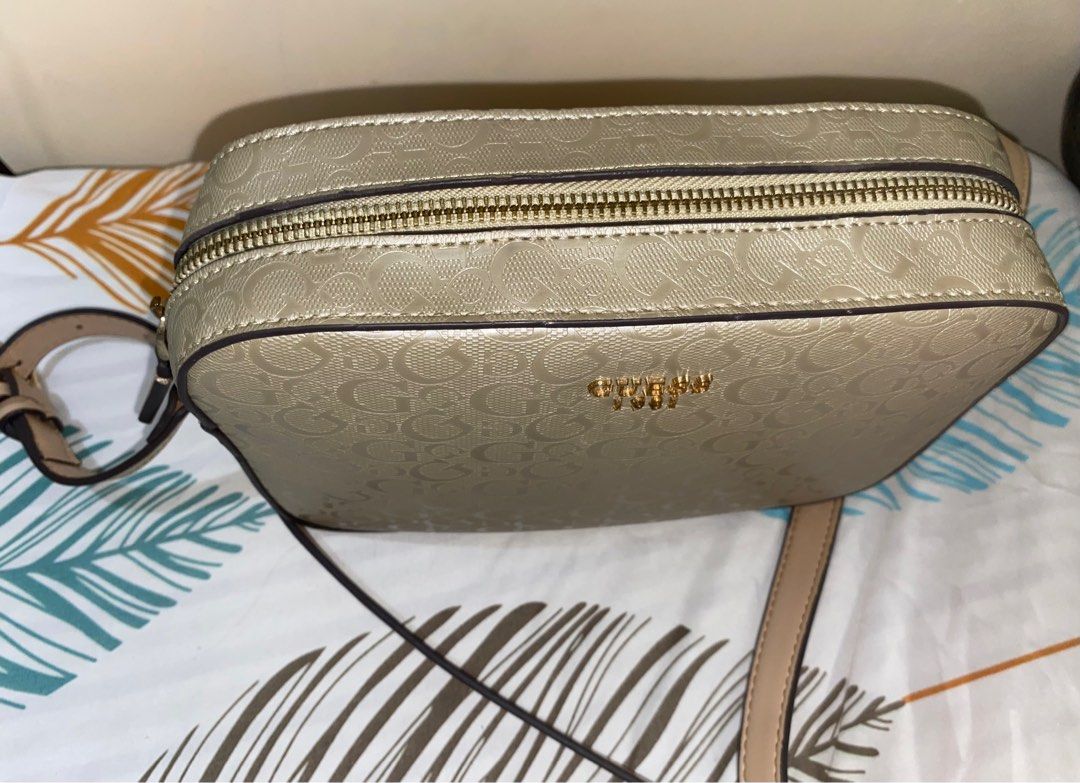 GUESS CROSSBODY BAG, Women's Fashion, Bags & Wallets, Cross-body Bags ...