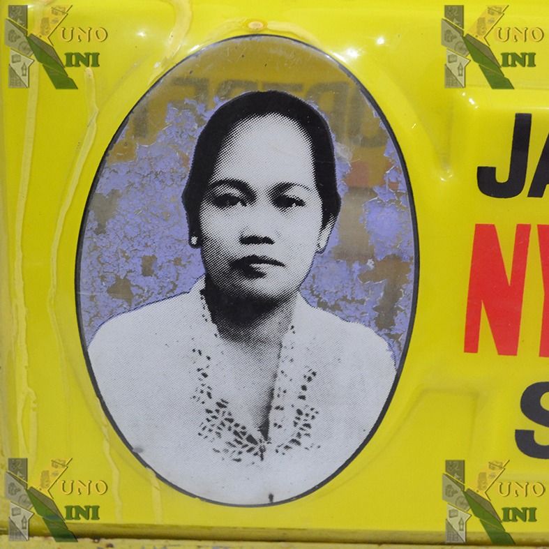 NEON BOX JAMU CAP PORTRET NYONYA MENEER SEMARANG (LIST KUNING)., Antik ...
