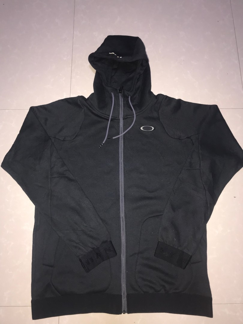 Oakley Large, Men's Fashion, Coats, Jackets and Outerwear on Carousell